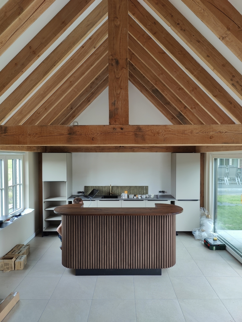 Uniek Notenhouten Barmeubel met Opbergruimte en Deuren - Leven in Stijl